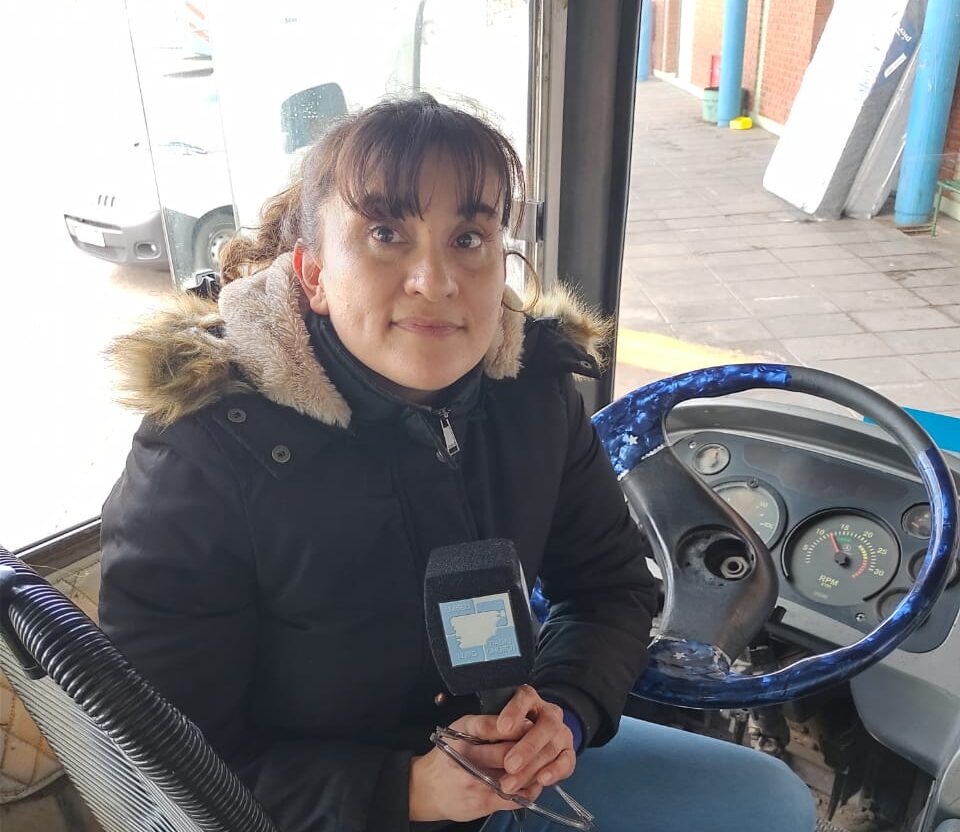 Comenzó a trabajar la primera mujer chofer de colectivos en el VIRCh ...